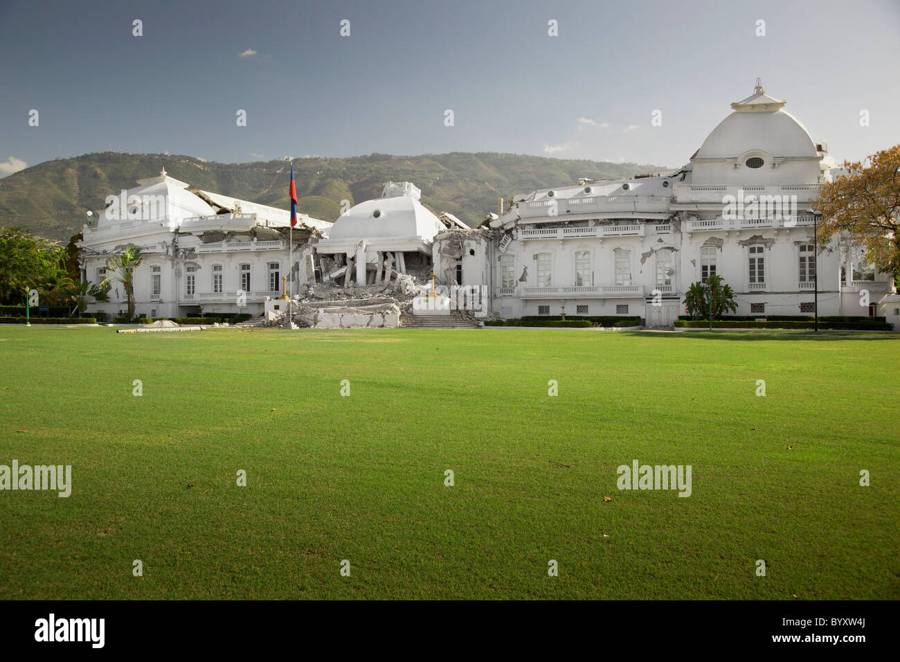 Ruined capital building flag port hi-res stock photography and images ...