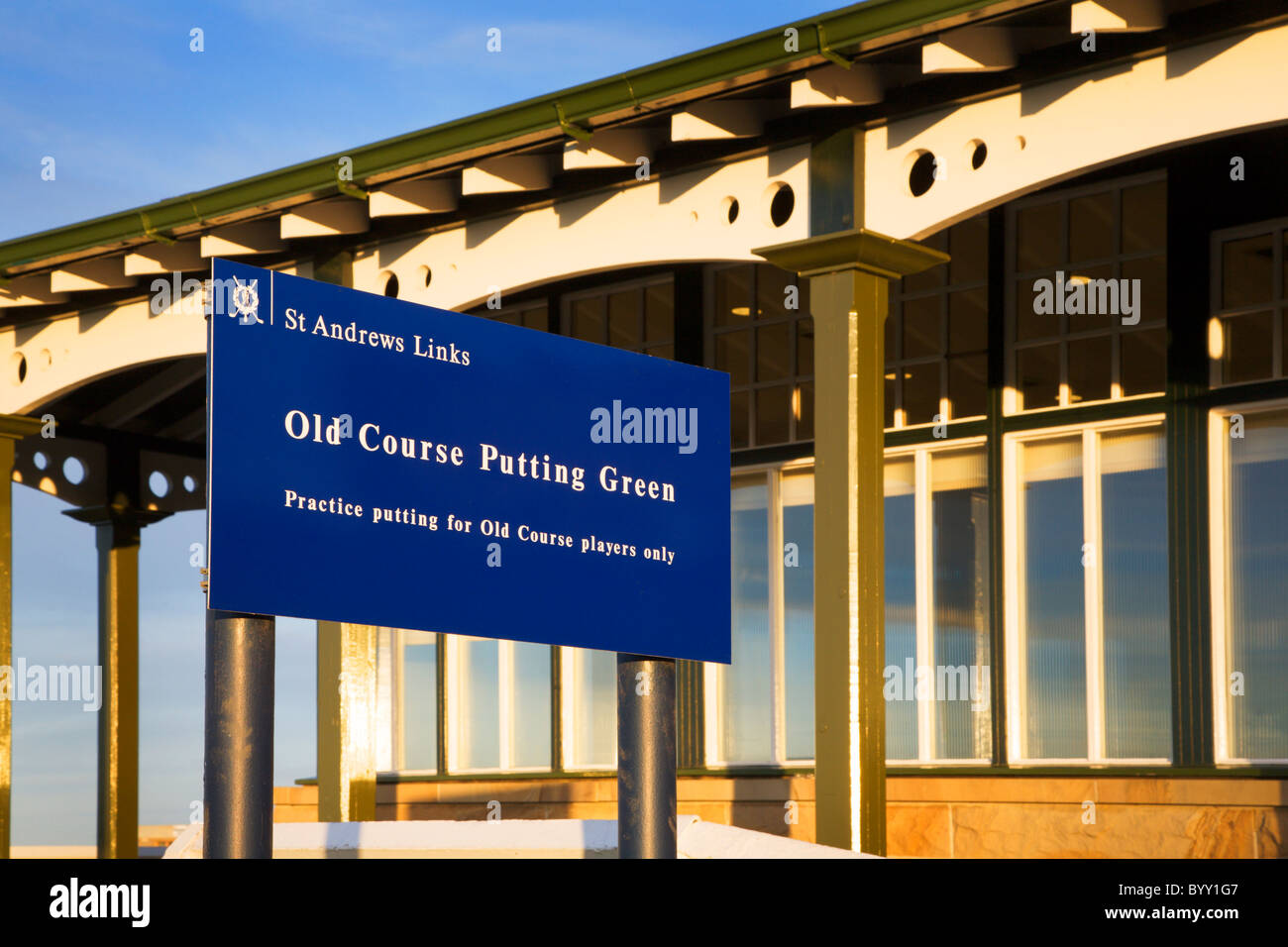 Old course putting green sign hi-res stock photography and images - Alamy