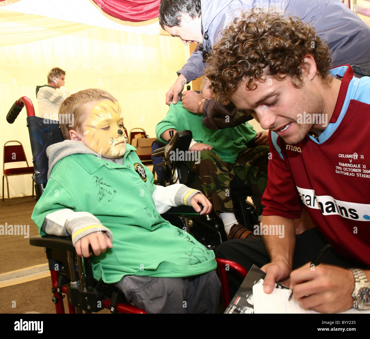 Ben Freeman Soapstars from Hollyoaks and Emmerdale sign the T-shirts of ...