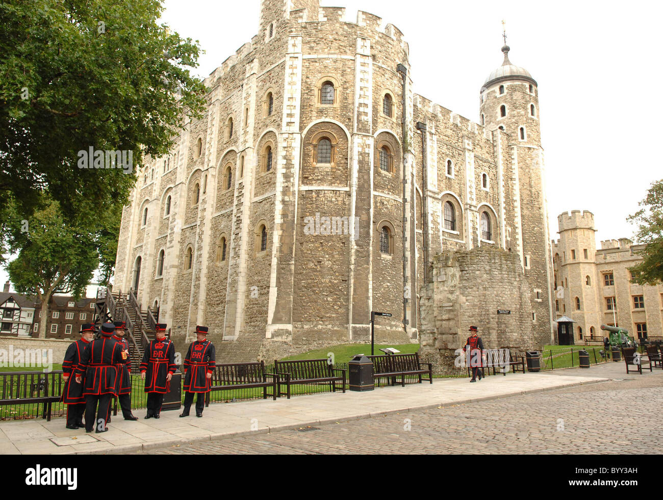 Moira cameron first female beefeater hi-res stock photography and ...