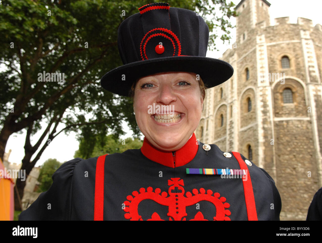 Moira cameron first female beefeater hi-res stock photography and ...