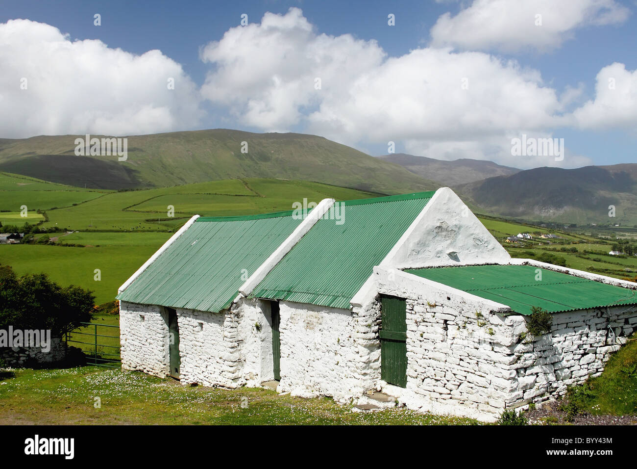 Old farm buildings ireland hi-res stock photography and images - Alamy