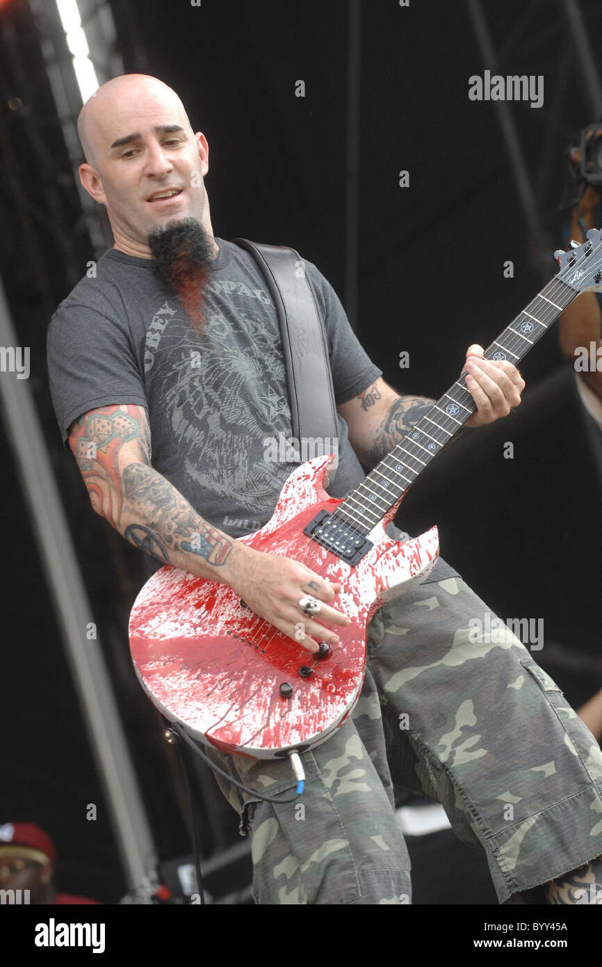 Scott ian anthrax rock bells hi-res stock photography and images - Alamy