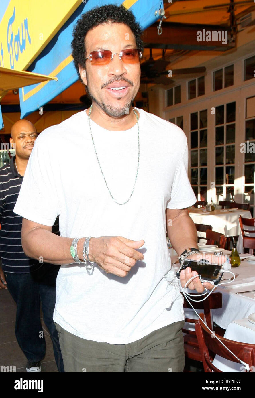 Lionel Richie wearing white t-shirt and sandals on a shopping trip at ...