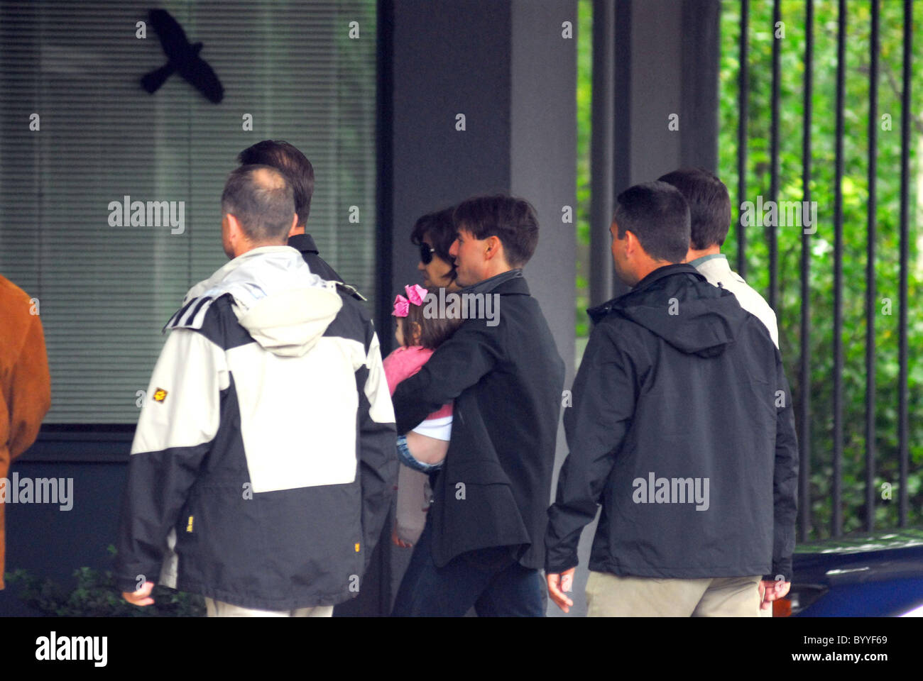 Tom Cruise and Katie Holmes take daughter Suri and Tom¦s sister Cass to ...