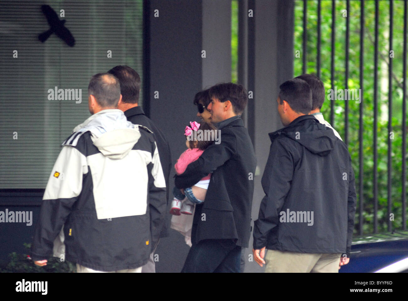 Tom Cruise and Katie Holmes take daughter Suri and Tom¦s sister Cass to ...