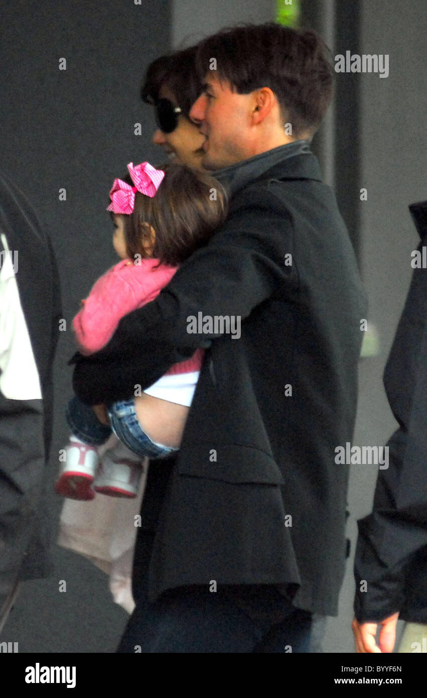 Tom Cruise and Katie Holmes take daughter Suri and Tom¦s sister Cass to ...