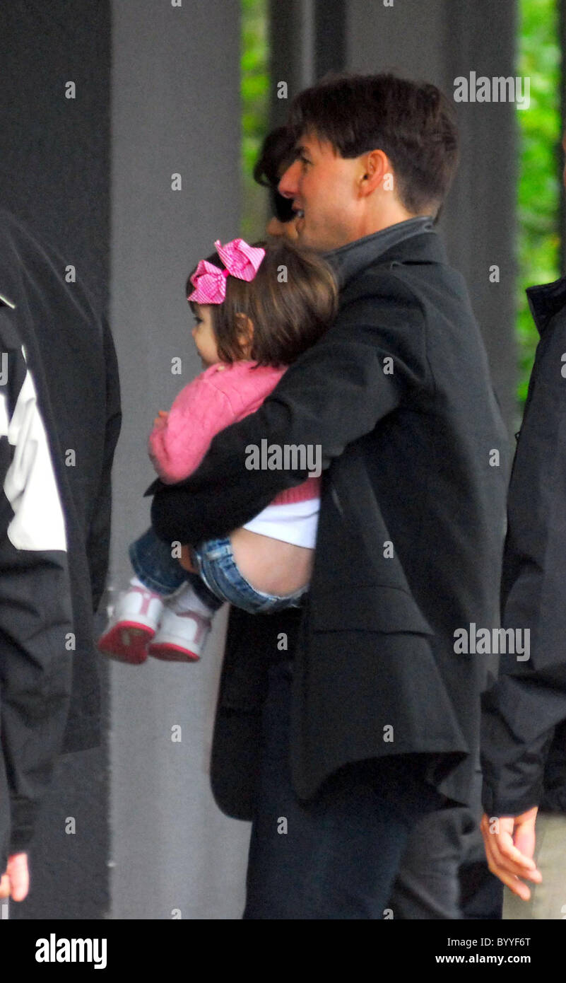 Tom Cruise and Katie Holmes take daughter Suri and Tom¦s sister Cass to ...