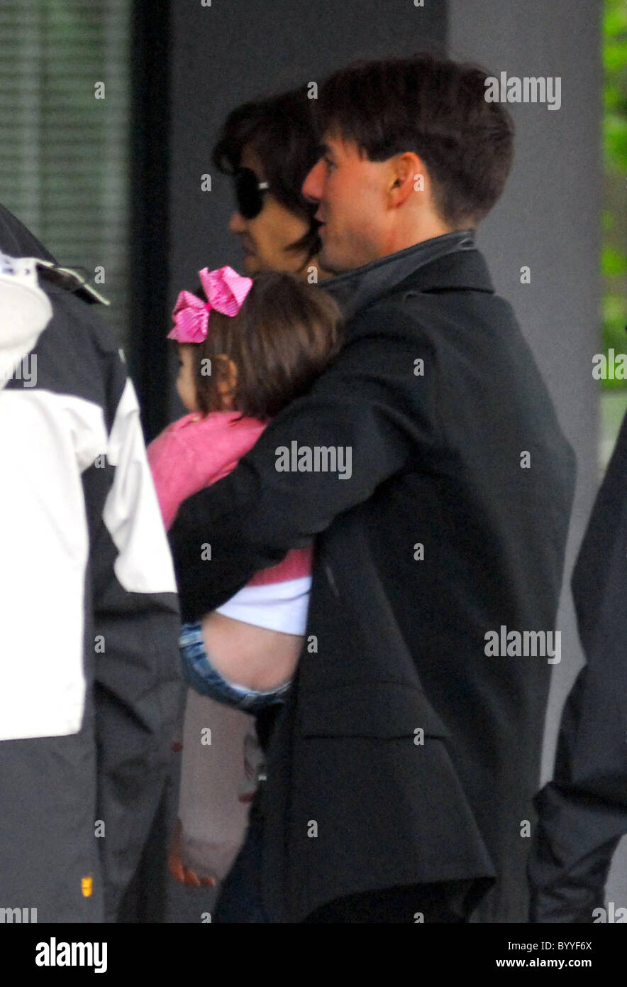 Tom Cruise and Katie Holmes take daughter Suri and Tom¦s sister Cass to ...