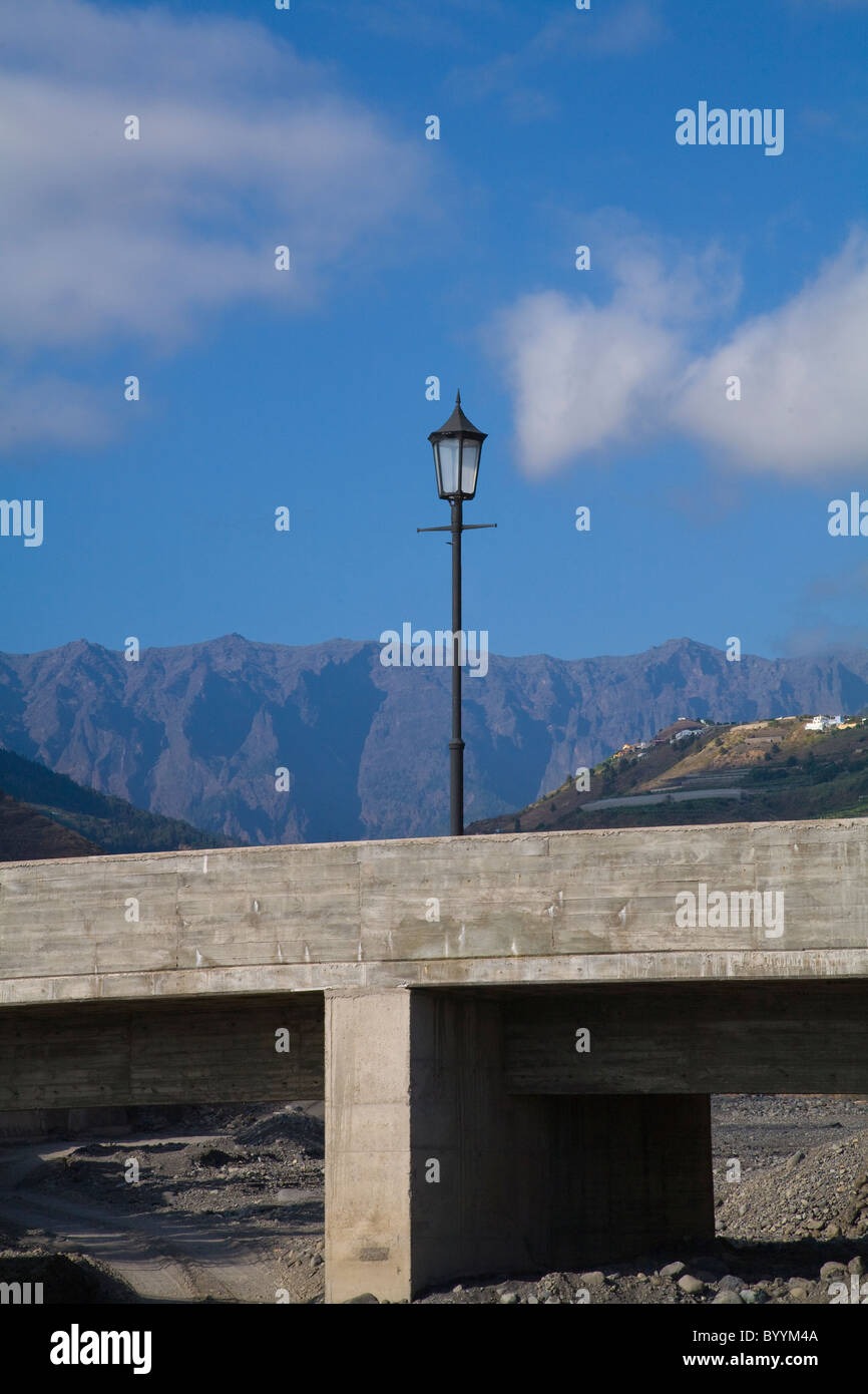 Lamp post on bridge hi-res stock photography and images - Alamy
