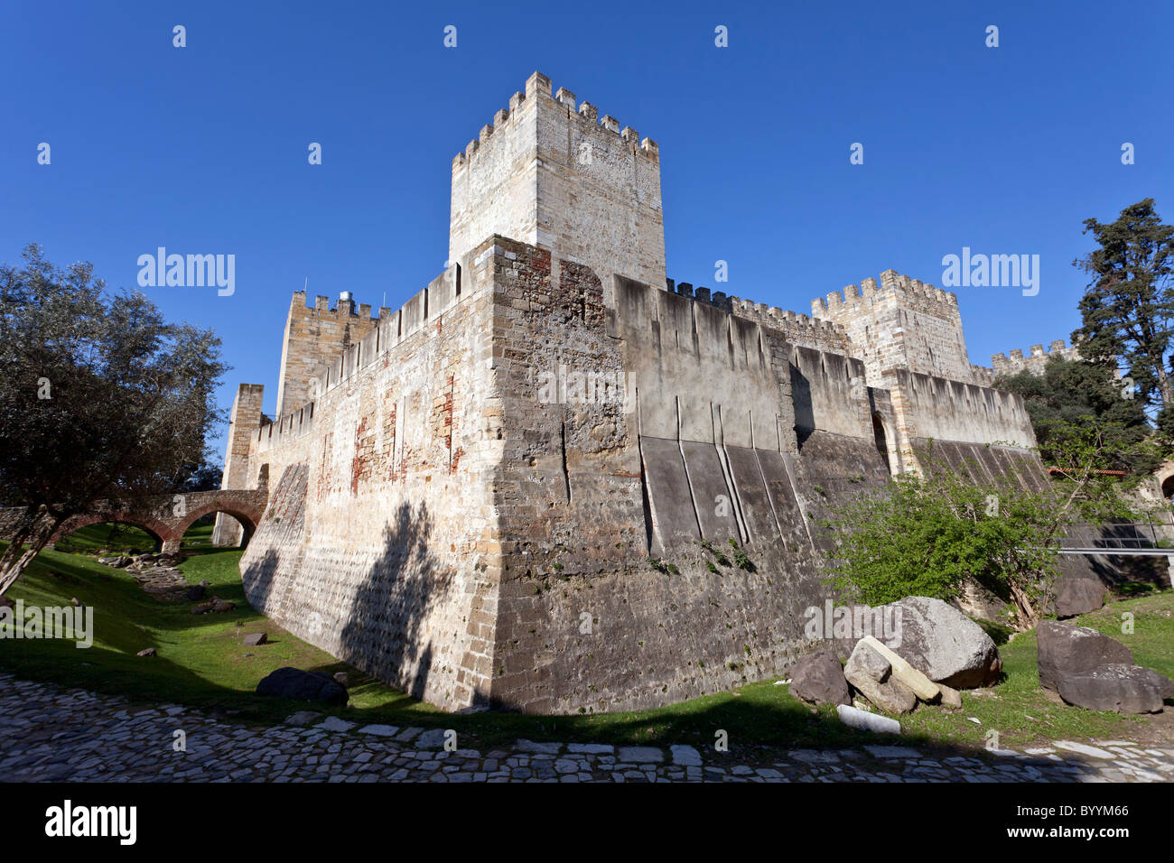 Entrance castle of saint george in lisbon hi-res stock photography and ...