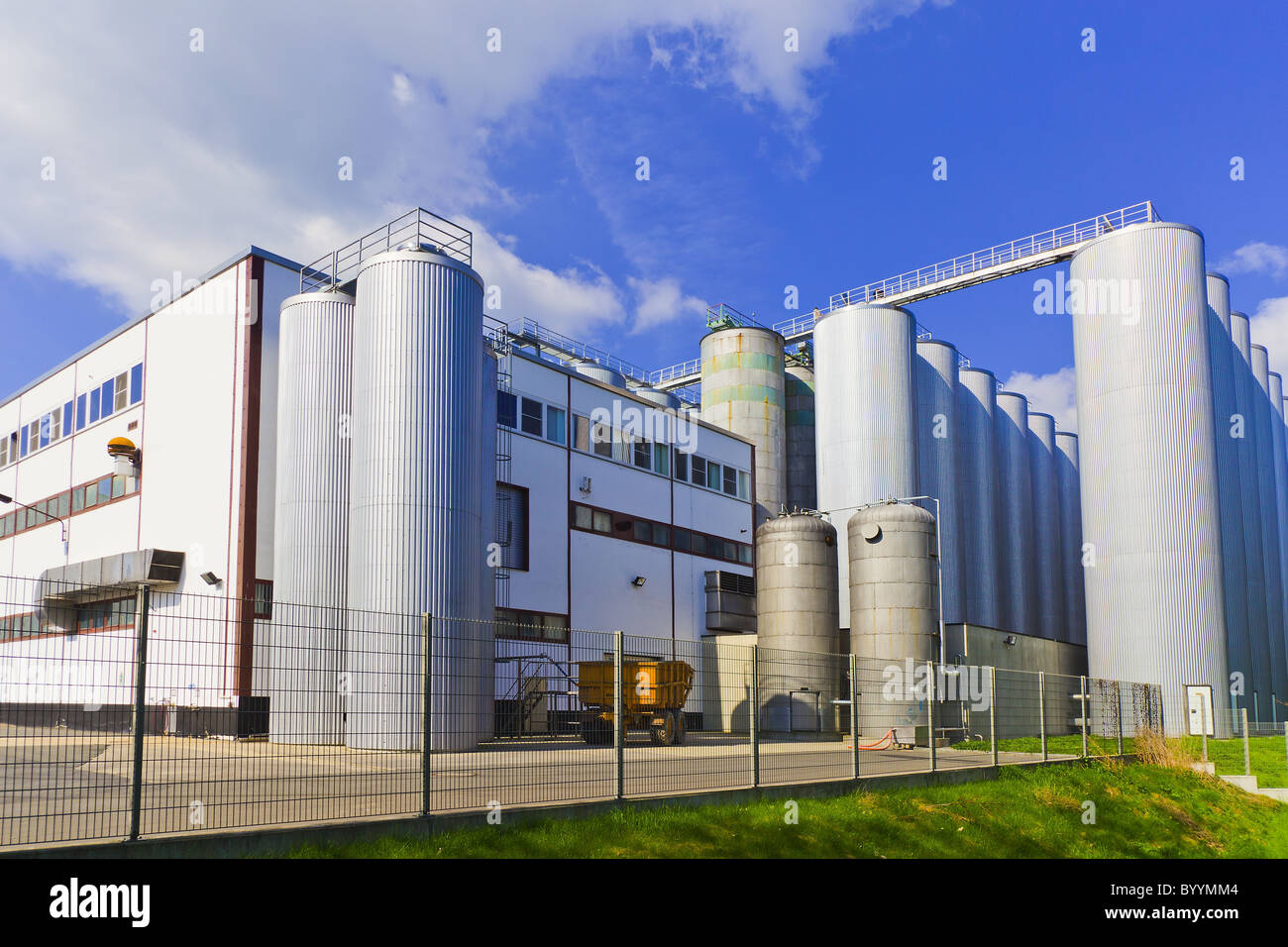 Factory exterior hi-res stock photography and images - Alamy