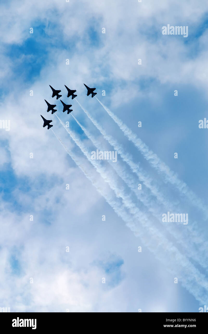 Fighter jets in delta formation leaving contrails Stock Photo - Alamy