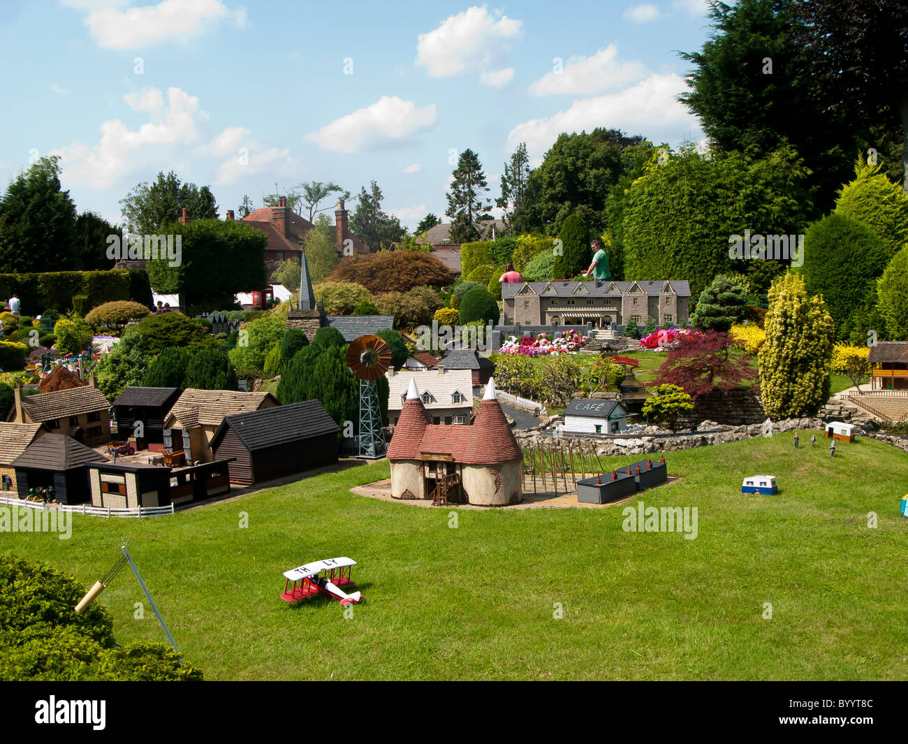 Bekonscot Model Village in miniature Beaconsfield, Buckinghamshire ...