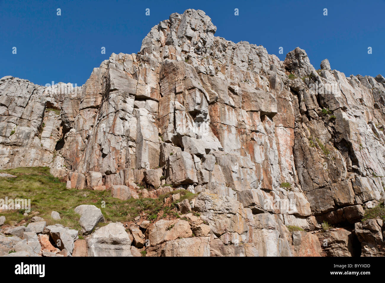 LIMESTONE CLIFFS ST GOVANS PEMBROKESHIRE WALES UK Stock Photo - Alamy