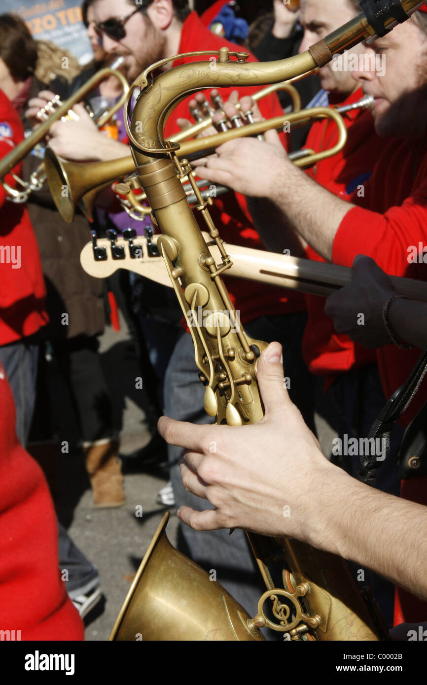 street entertainers in action Stock Photo - Alamy