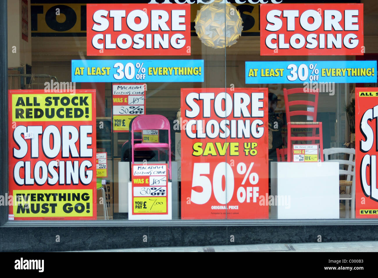 closing down and sale signs in a store window Stock Photo - Alamy