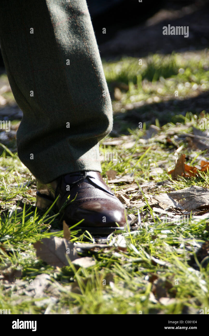 person feet legs walking field grass countryside Stock Photo - Alamy