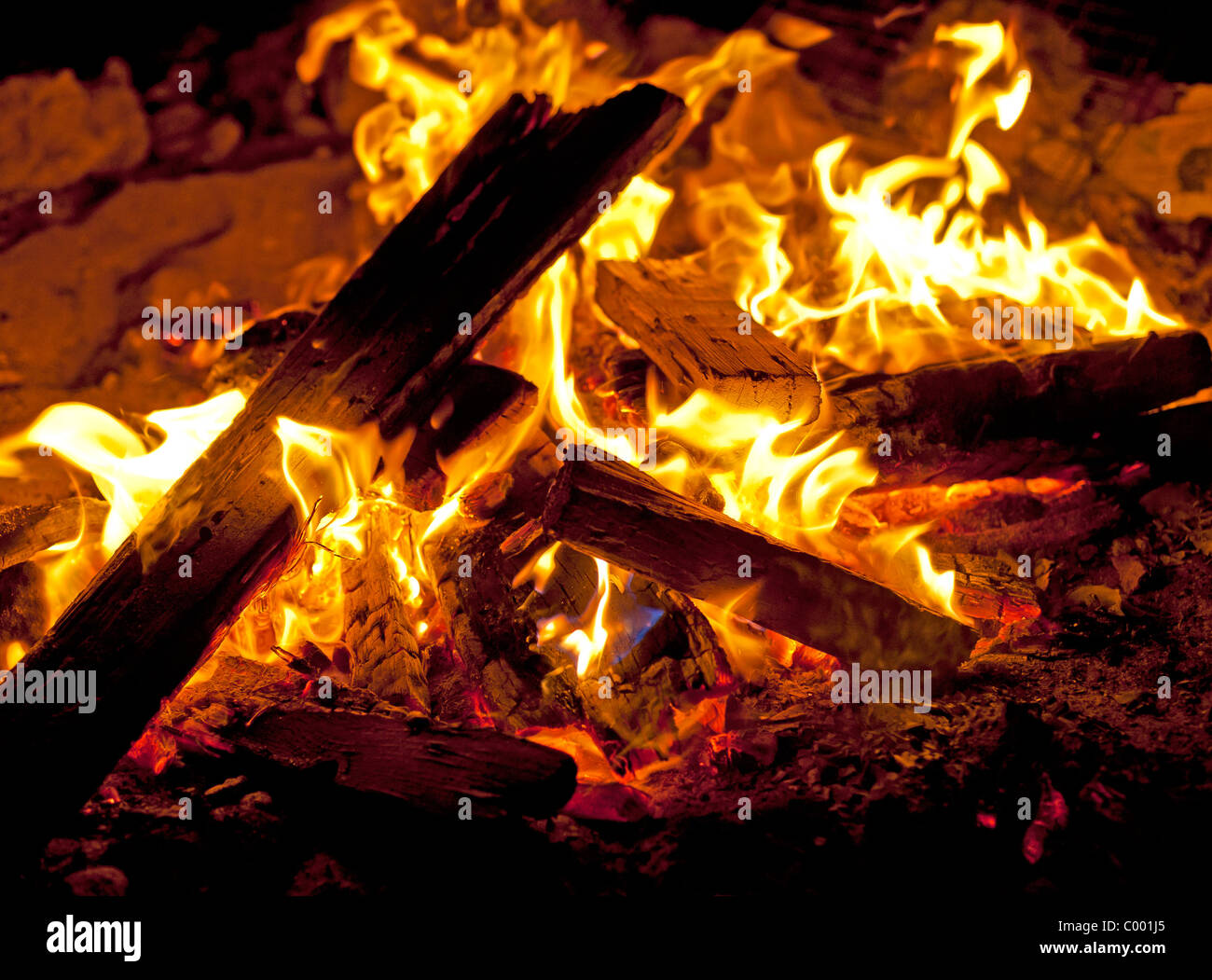 Pieces of wood burning on a campfire Stock Photo - Alamy