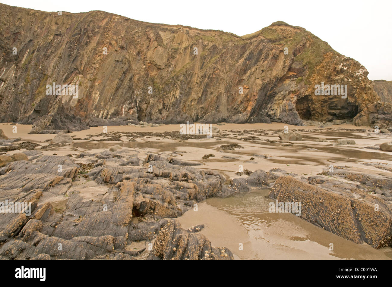 Beach scene on the rugged Pembrokeshire coast at Traeth Llyfn Stock ...
