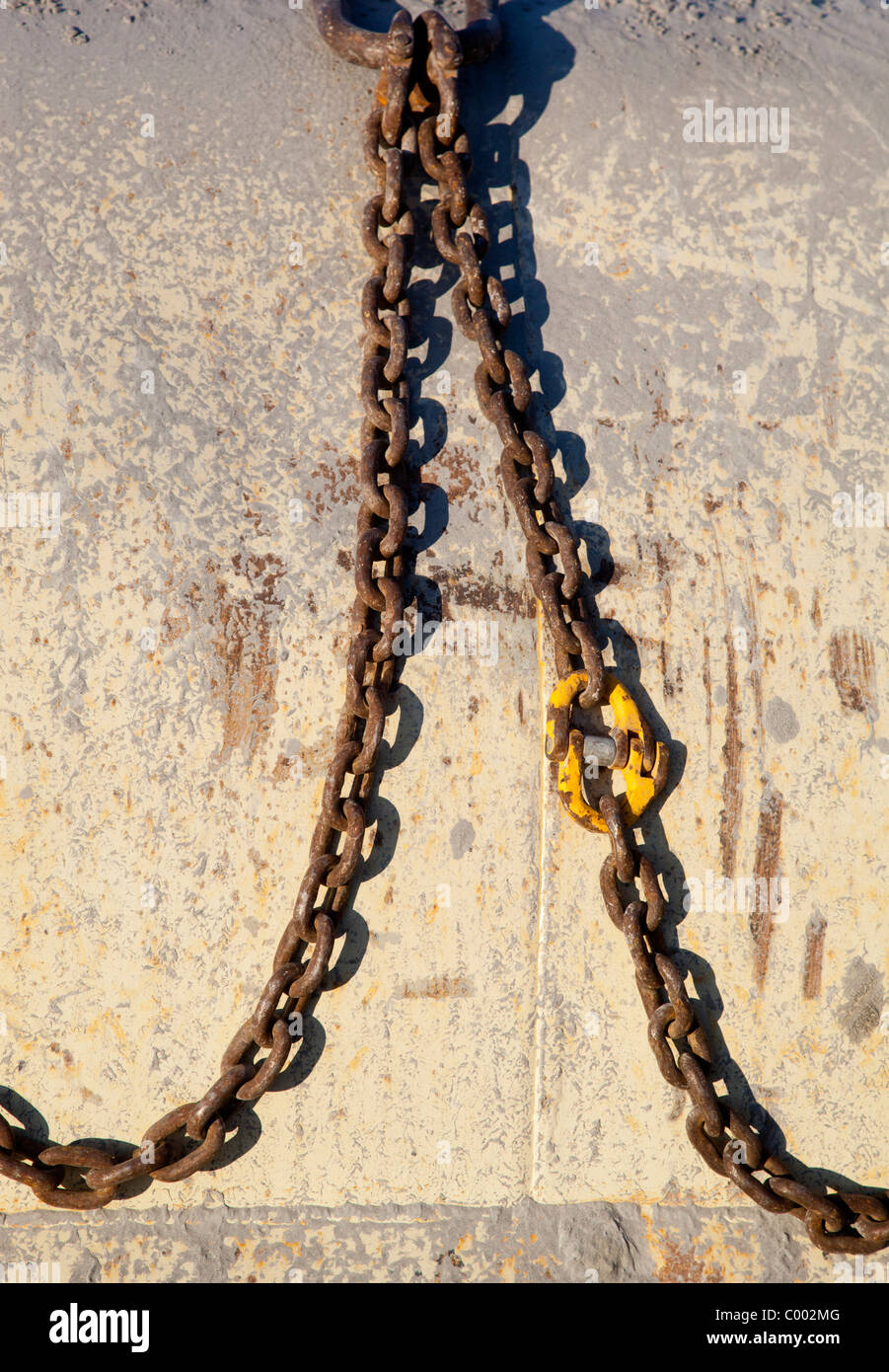 Loops of rusty iron chain Stock Photo - Alamy