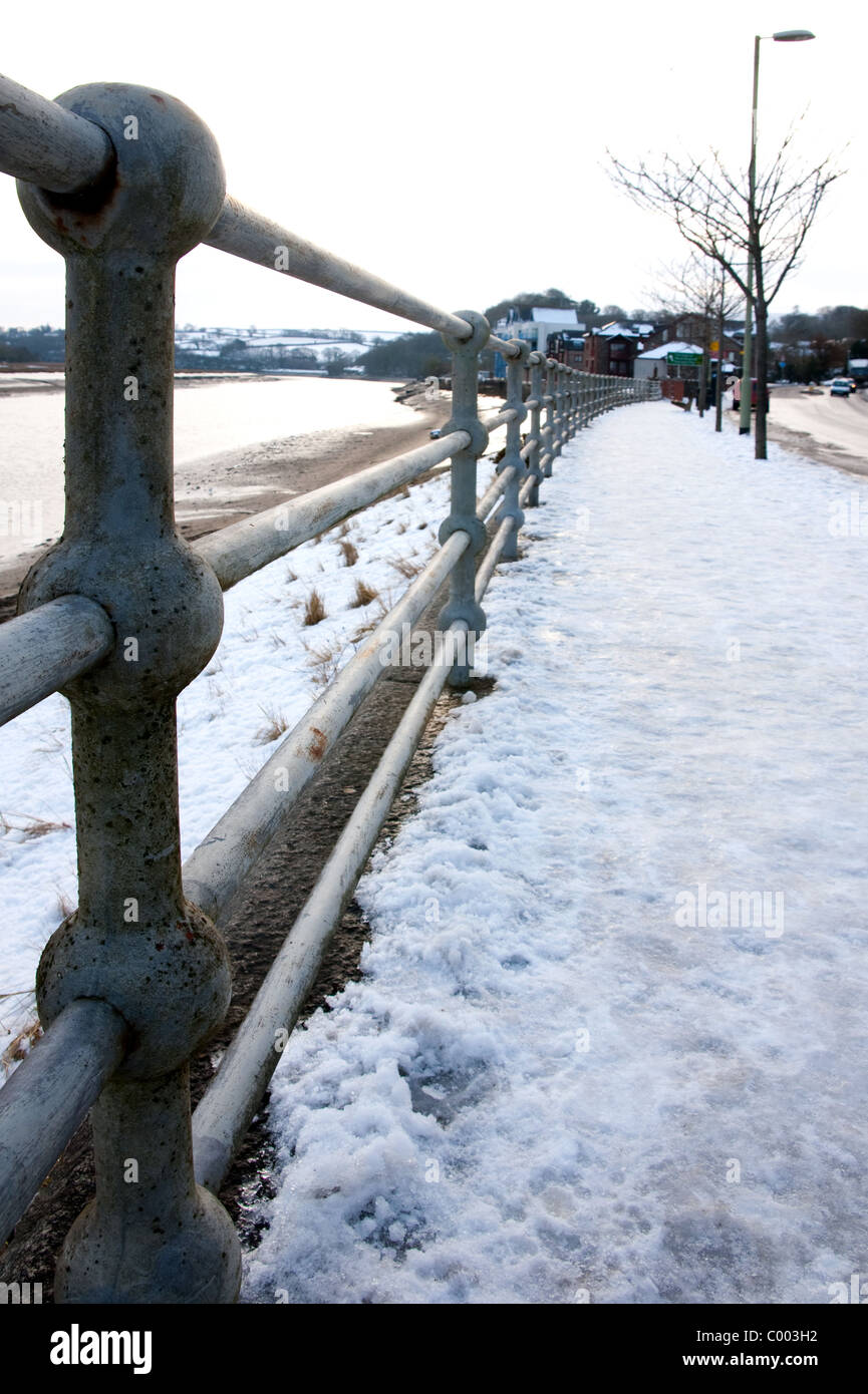 Pavement railing hi-res stock photography and images - Alamy