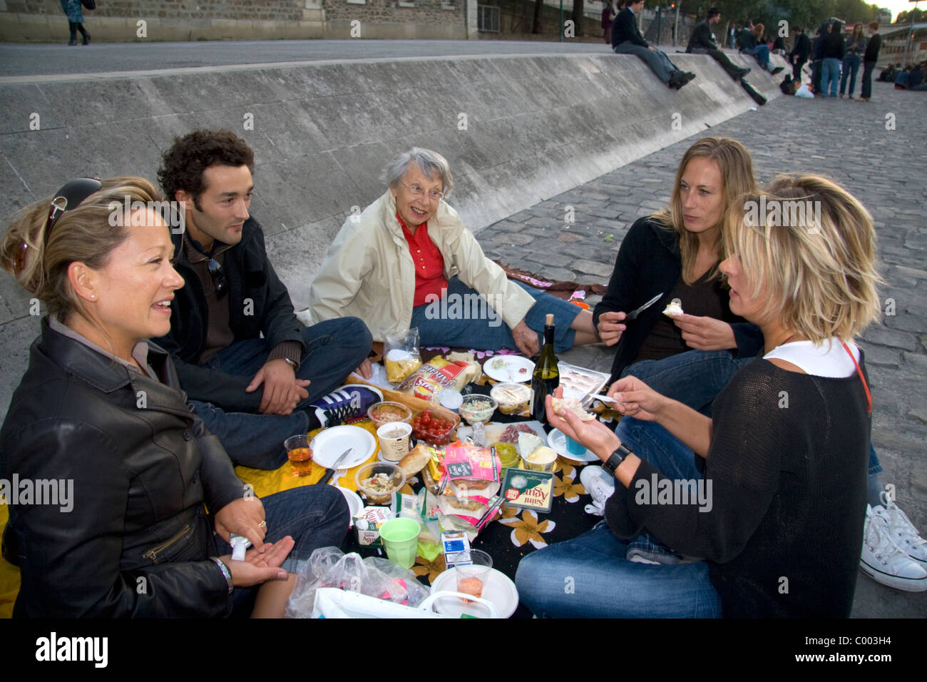 Picnicking by river hi-res stock photography and images - Alamy