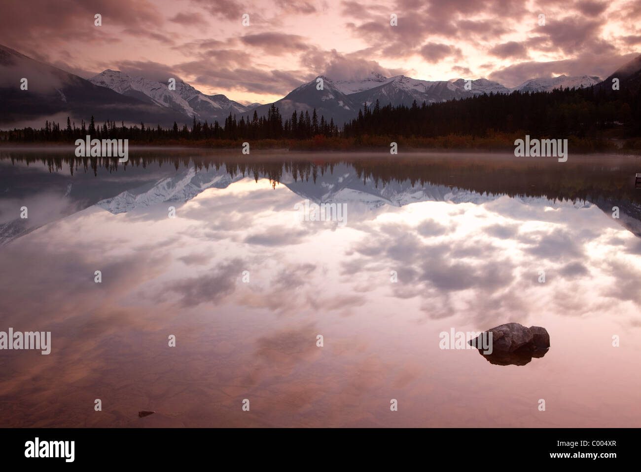 Sunset at Vermillion Lakes, Banff National Park, Alberta, Canada Stock ...