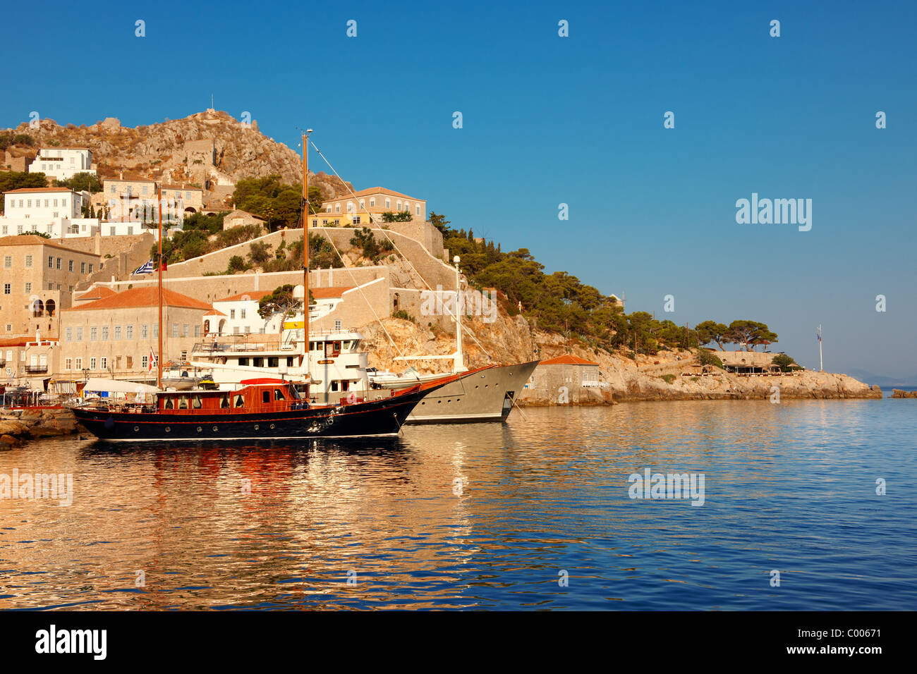 The historic port of Hydra, Greek Saronic Islands Stock Photo - Alamy