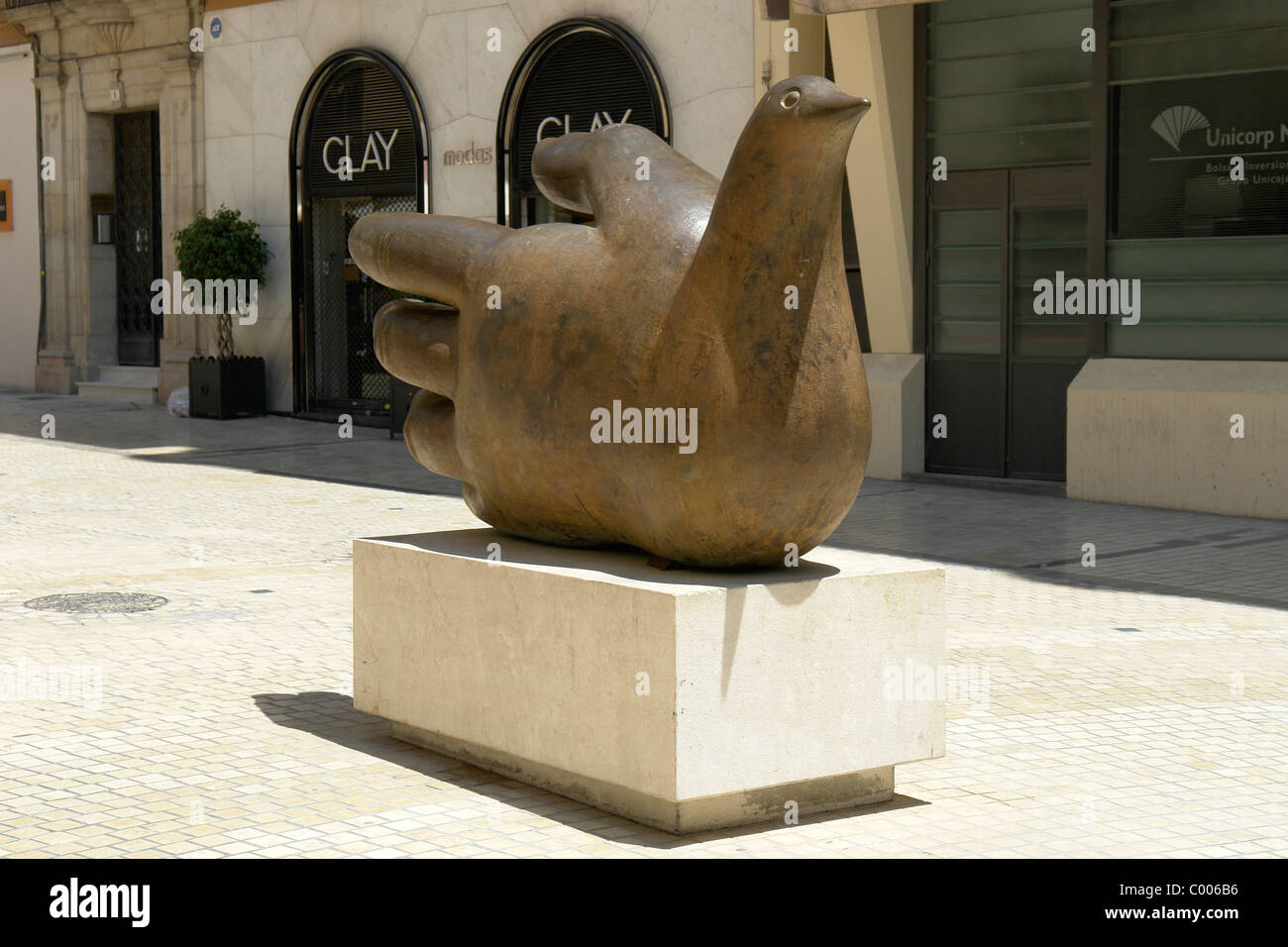 Bird hand sculpture hi-res stock photography and images - Alamy