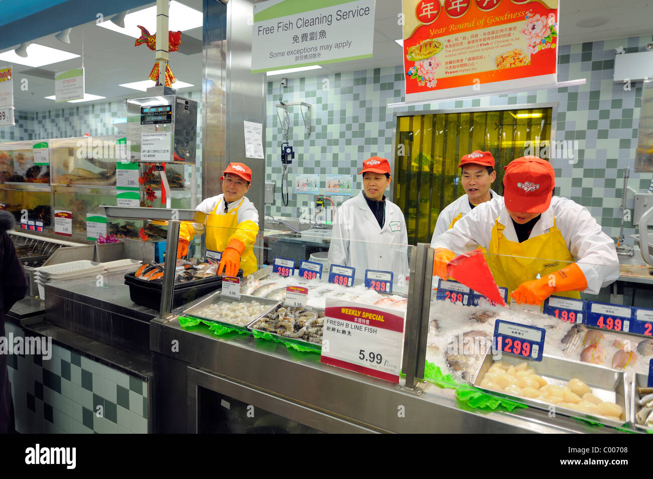 Fresh Fish Counter In A Chinese Supermarket Stock Photo - Alamy