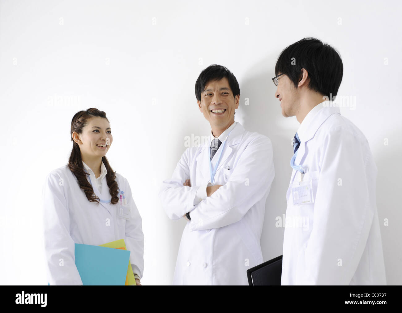 Lab workers talking Stock Photo - Alamy