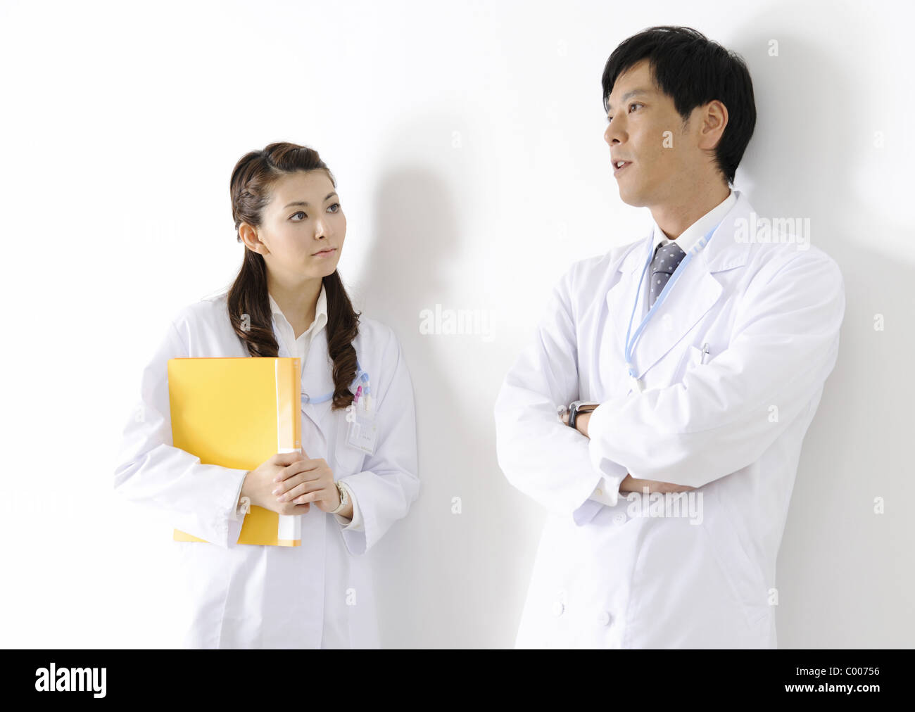 Lab workers talking Stock Photo - Alamy