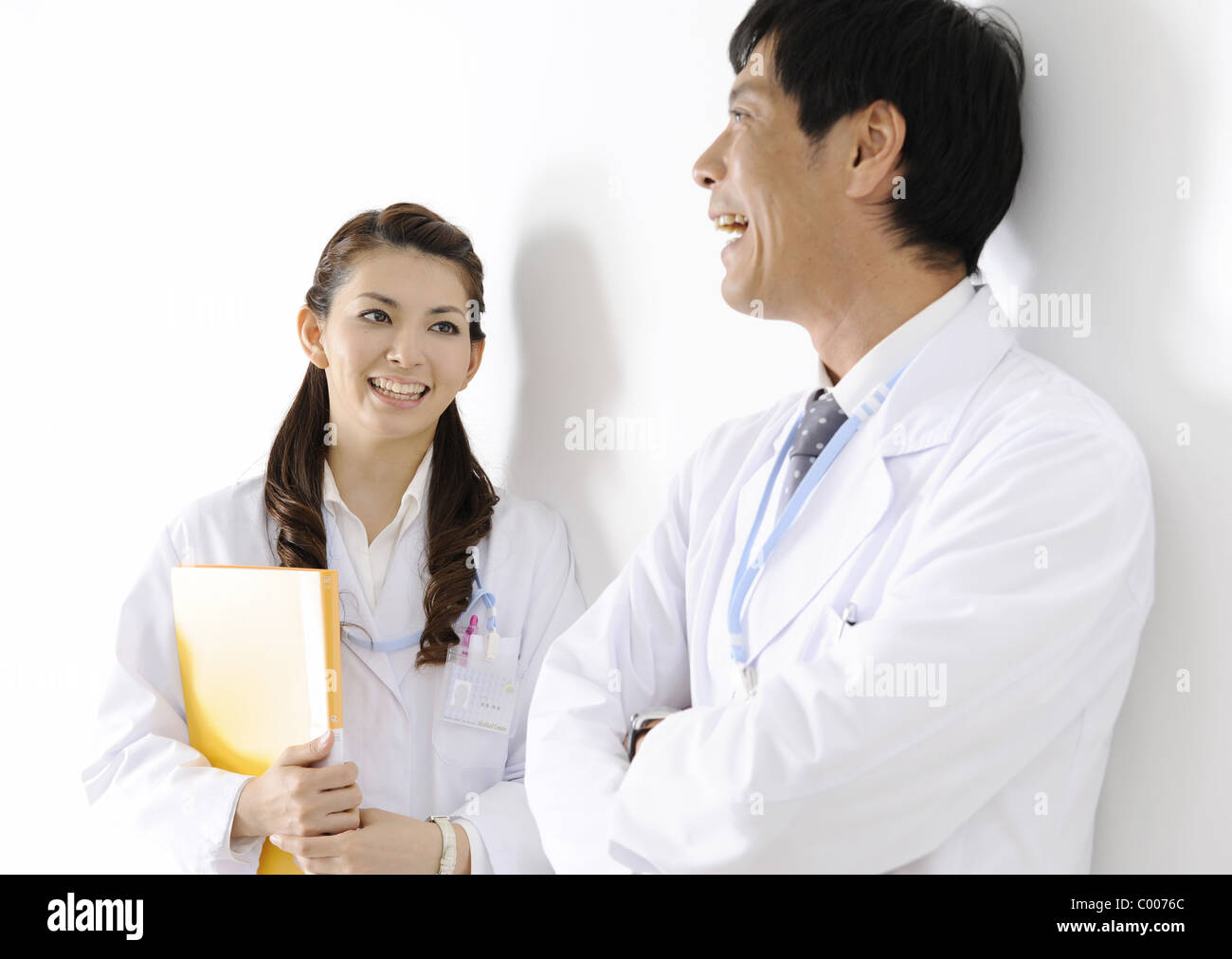 Lab workers talking Stock Photo - Alamy