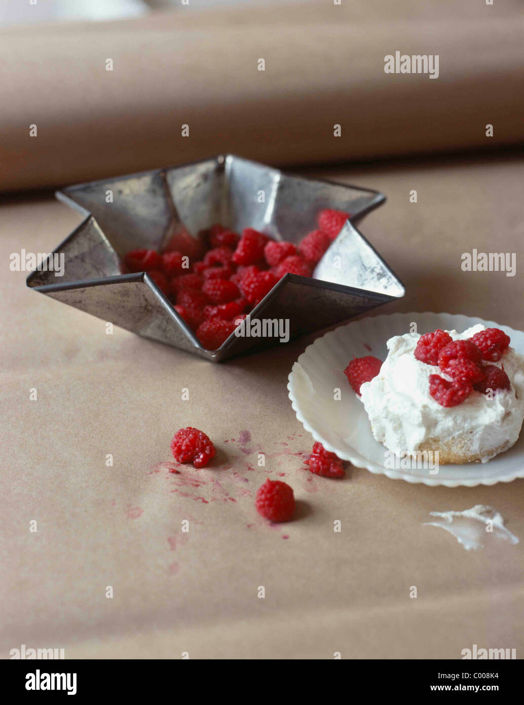 Rasberries and cream hi-res stock photography and images - Alamy