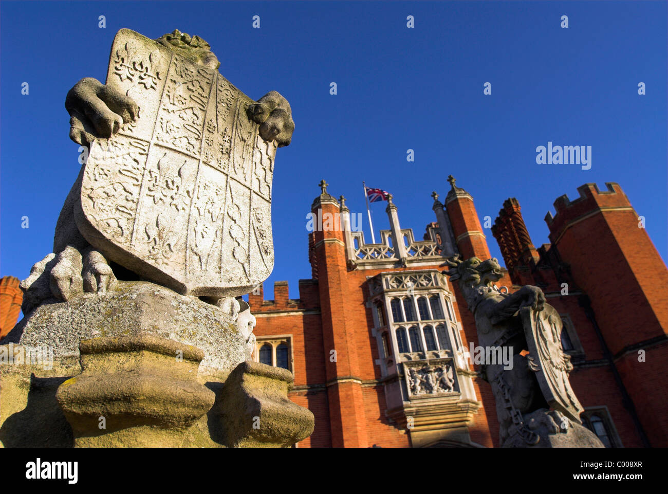 Hampton court palace statues hi-res stock photography and images - Alamy