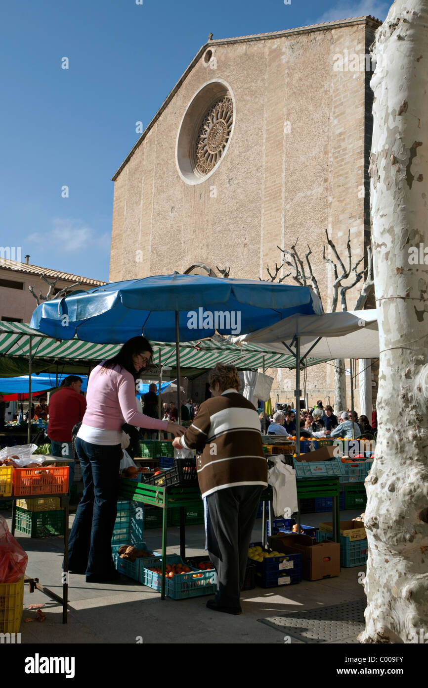Sunday morning market square hi-res stock photography and images - Alamy