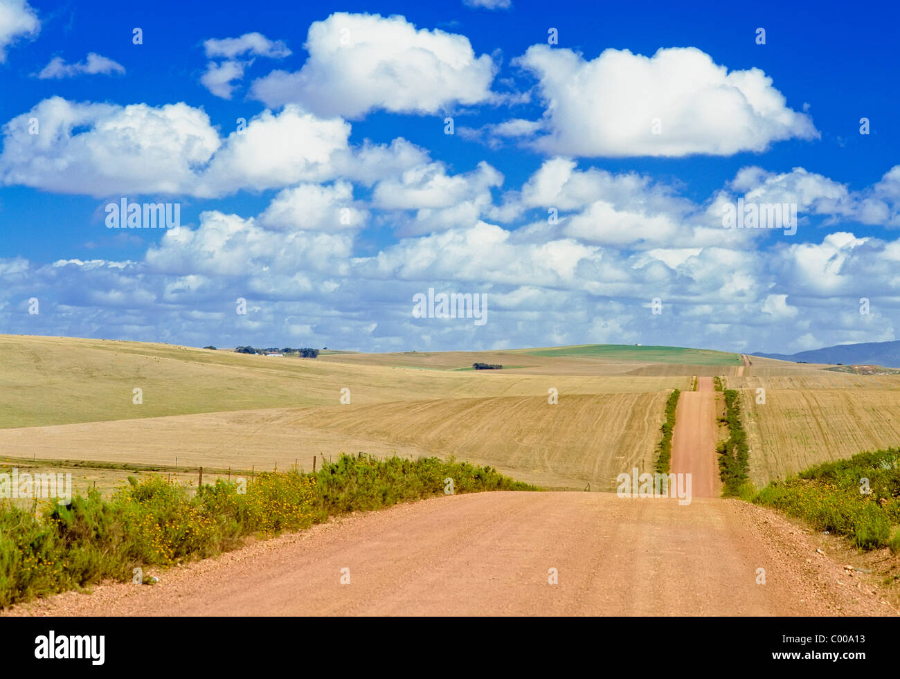 Road between hills hi-res stock photography and images - Alamy