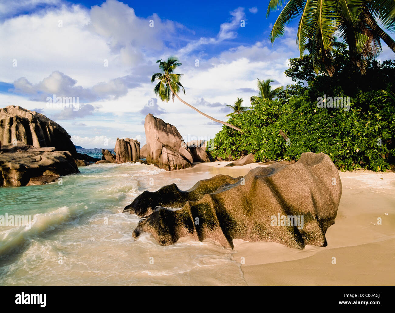 Boulder and rock beach hi-res stock photography and images - Alamy
