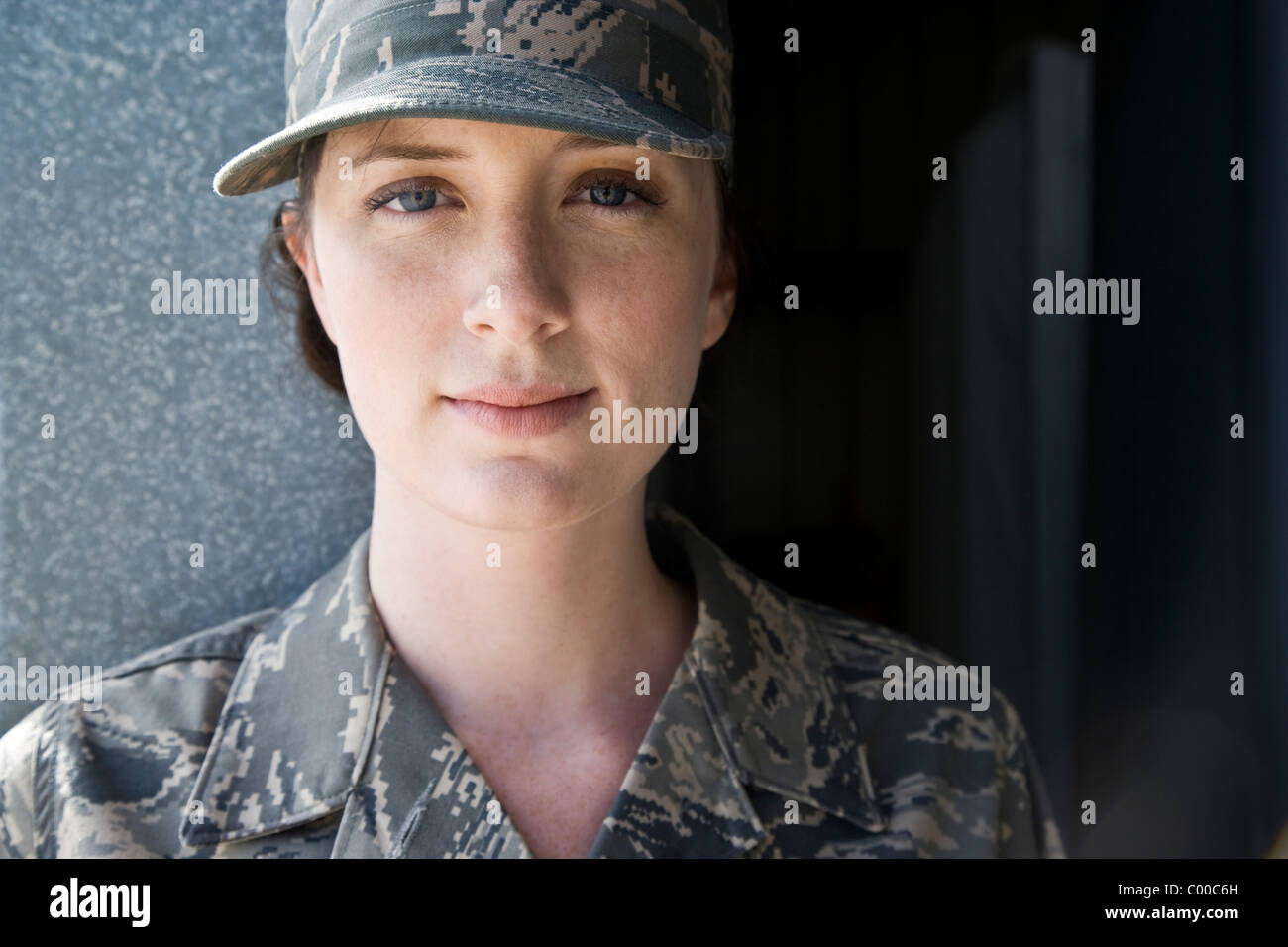 Portrait of young woman in army combat uniform Stock Photo - Alamy