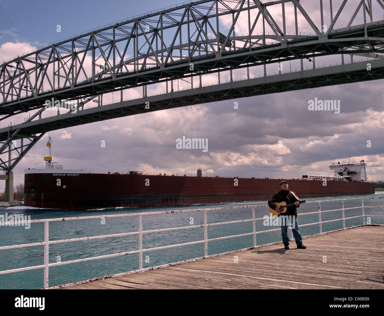 Freighter makes it's way under the Blue Water Bridge connects Port ...