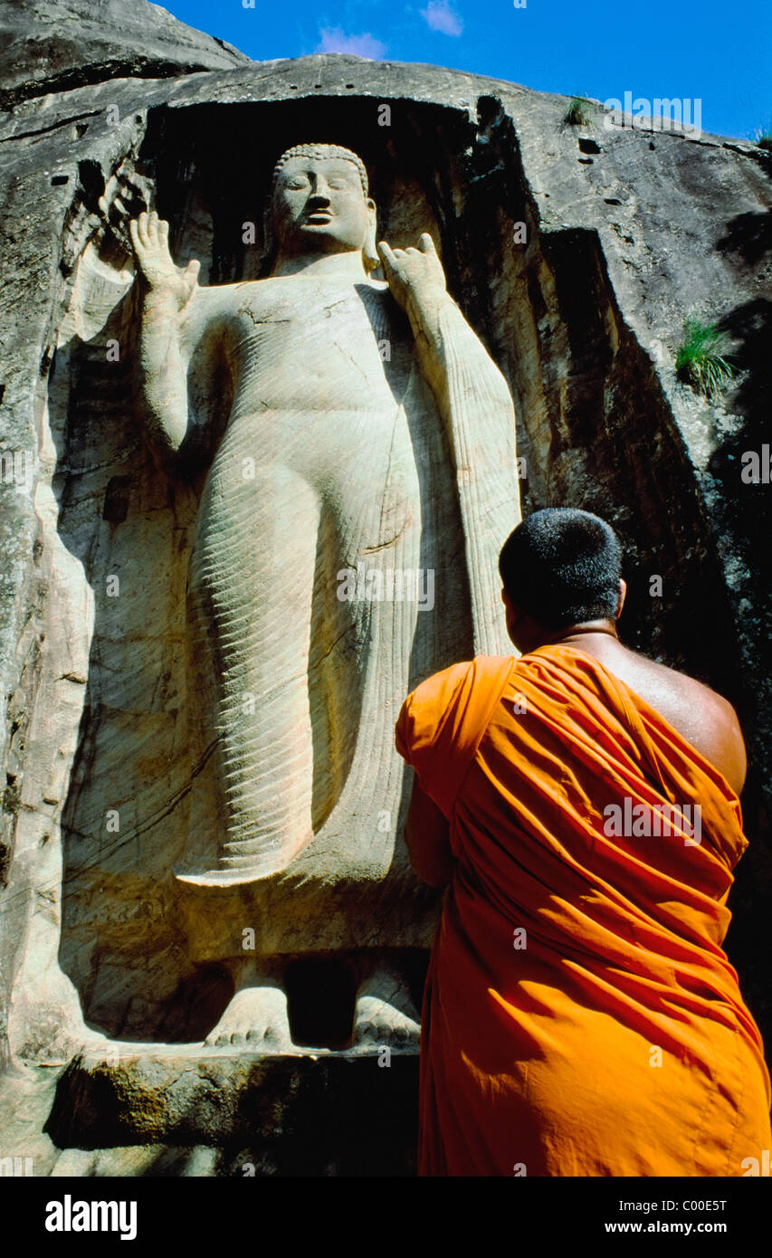 Statue feet hi-res stock photography and images - Alamy