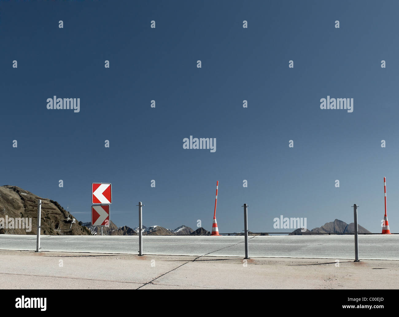 Arrow sign signs hi-res stock photography and images - Alamy