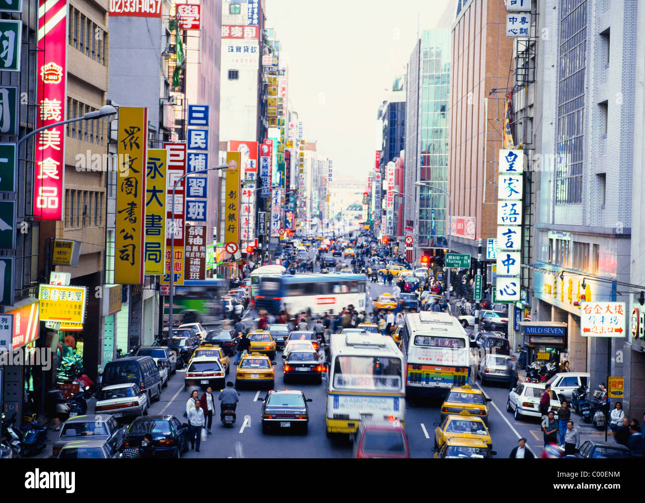 Traffic in busy downtown street Stock Photo - Alamy