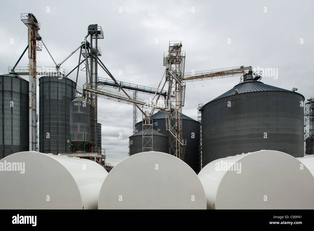 Gray silos hi-res stock photography and images - Alamy