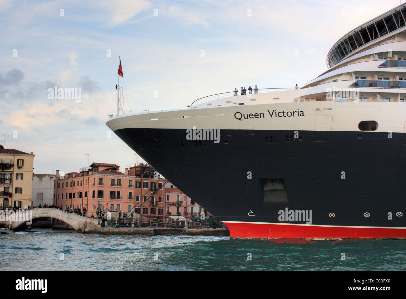 Cruise ship Queen Victoria (Cunard Line) in Venice Stock Photo - Alamy