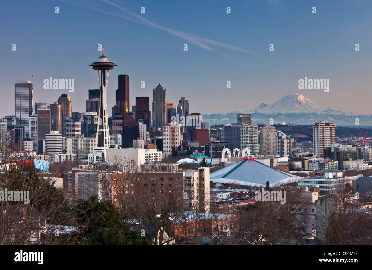 Seattle skyline and mount rainier hi-res stock photography and images ...