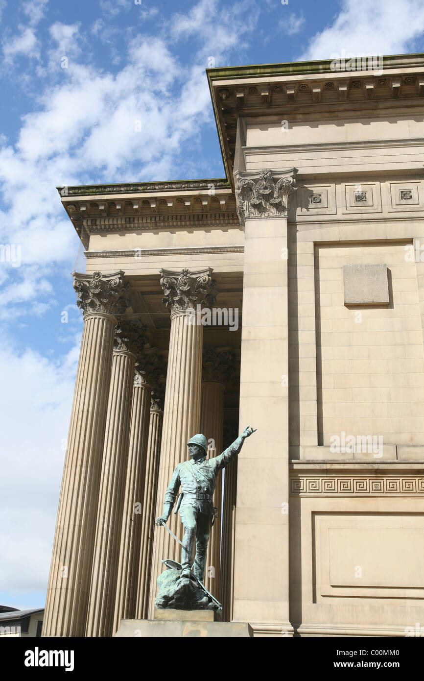 Statue in front of St George's Hall Stock Photo - Alamy