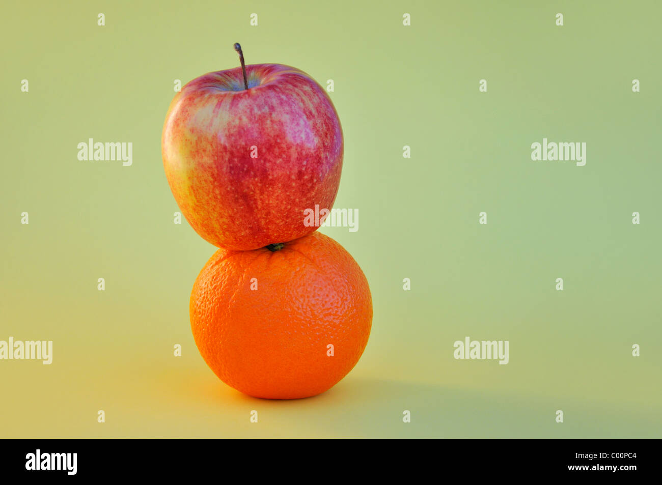 Apples and oranges comparison hi-res stock photography and images - Alamy