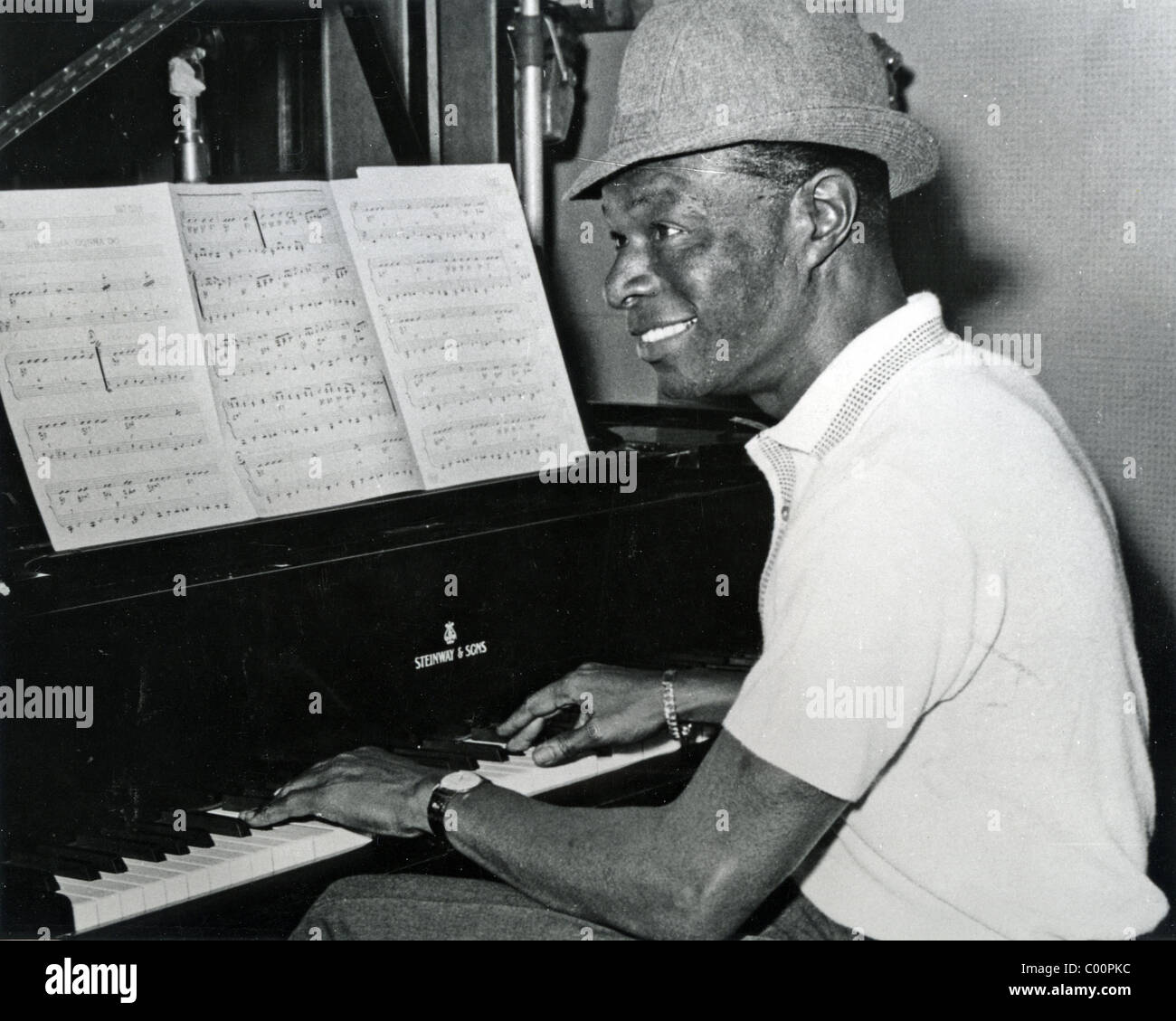 NAT KING COLE (1919-1965) US musician and singer Stock Photo - Alamy